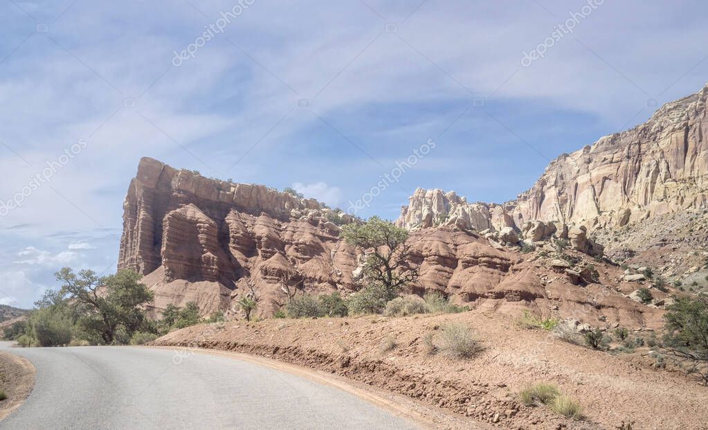 Formaciones geográficas de arenisca dorada con un paisaje de pradera ...