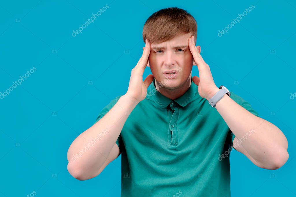 Hombre enfermo, tenso, cansado, nervioso, sufriendo de dolor, dolor de ...