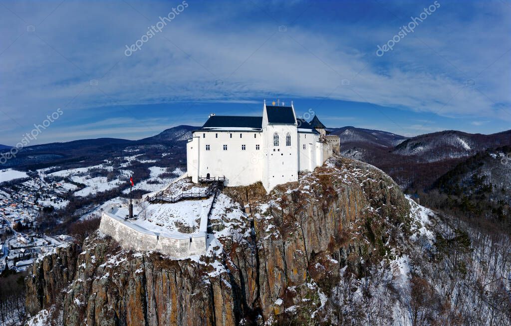 Castillo de Fuzer en las montañas de Zemplen Hungría. Increíble fotress ...