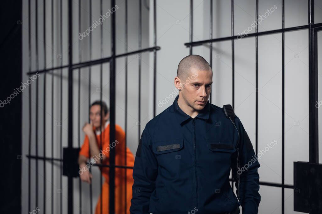 Un supervisor uniformado en una prisión asiática hace un recorrido ...