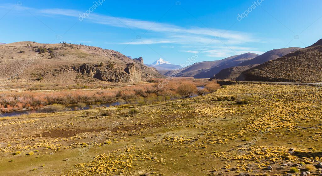Río que cruza la estepa patagónica en Neuquén, Argentina, cerca de la ...