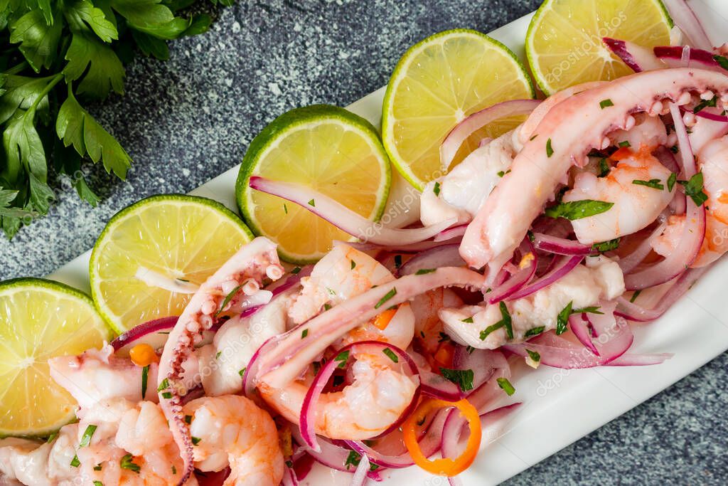 Comida típica peruana, ceviche de calamar, camarones y pescado blanco ...