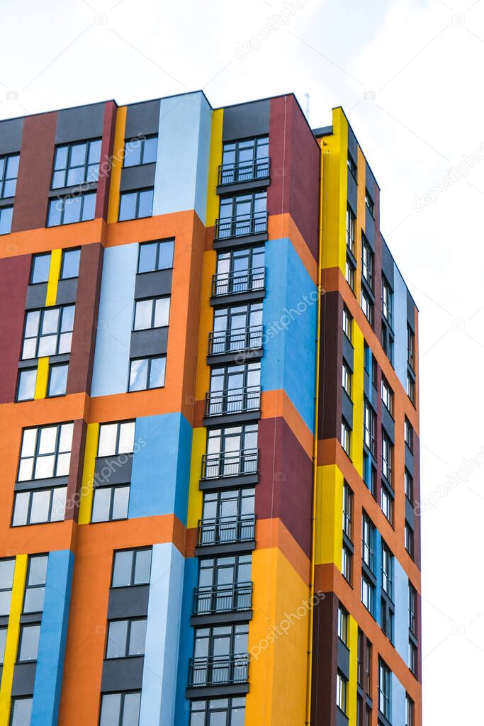Ángulo y ventanas modernos del edificio. Edificio de apartamentos multicolor de varios pisos ...