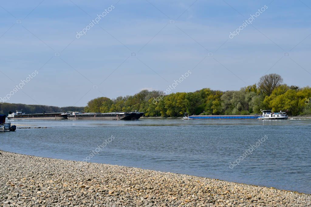 Hasla, Austria - 24 de abril de 2021: Push bandage on the Danube river ...