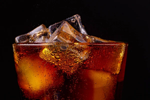Fizz gaseosa gaseosa refrescante con agua de cola espumosa con cubitos ...