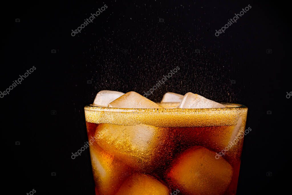 Fizz gaseosa gaseosa refrescante con agua de cola espumosa con cubitos de hielo. Vaso de cola ...