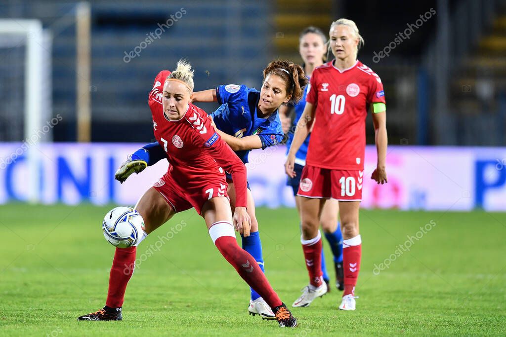 manuela giugliano (italia), sanne troelsgaard nielsen (denmark) durante la Eurocopa 2022 ...