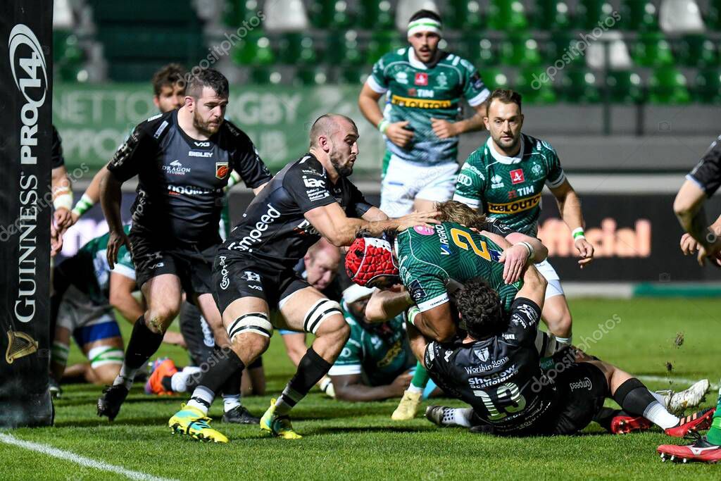 Hame Faiva (Benetton Treviso) abordado por Ollie Griffiths (Dragons) y ...