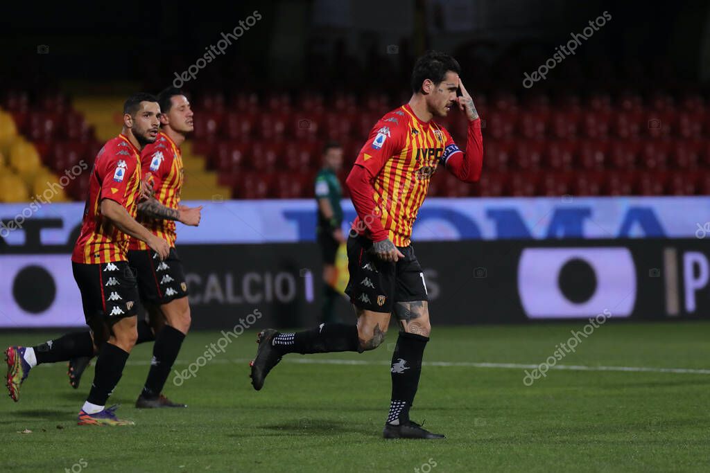 Nicolas Viola (Benevento Calcio) celebra después de anotar un gol ...