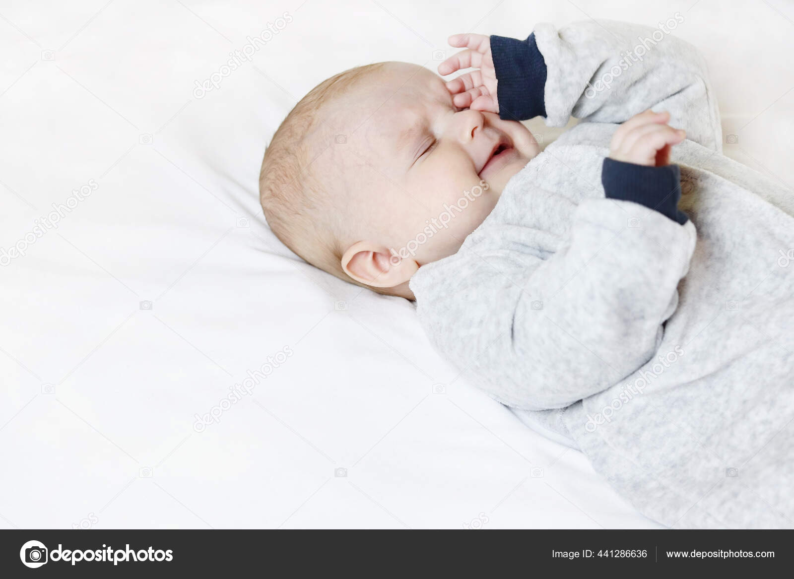 Een huilend, verdrietig kind wrijft zijn ogen uit en puft zijn gezicht ...