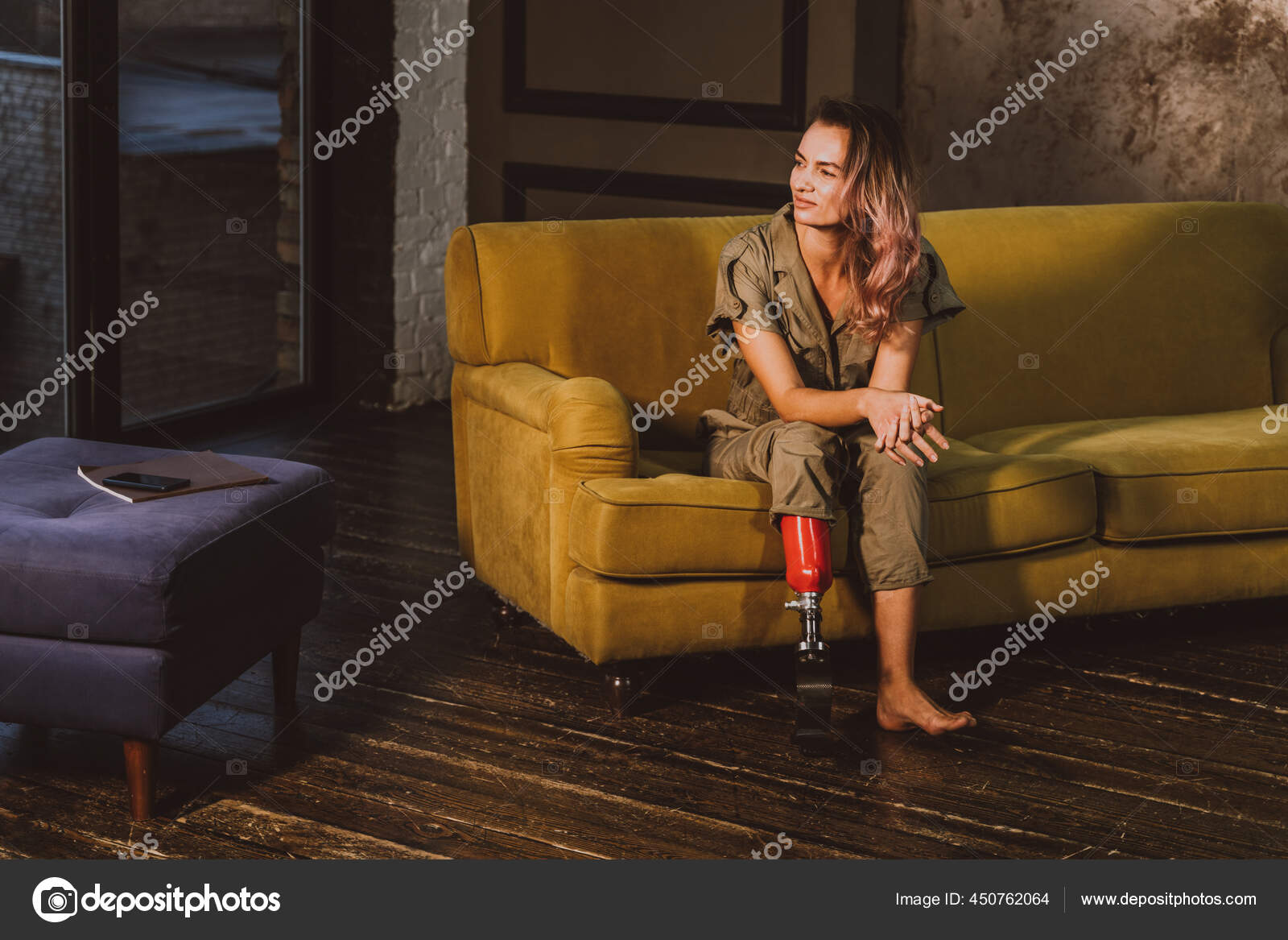 Hermosa Mujer Joven Con Amputación Mujer Bonita Confiada Con ...