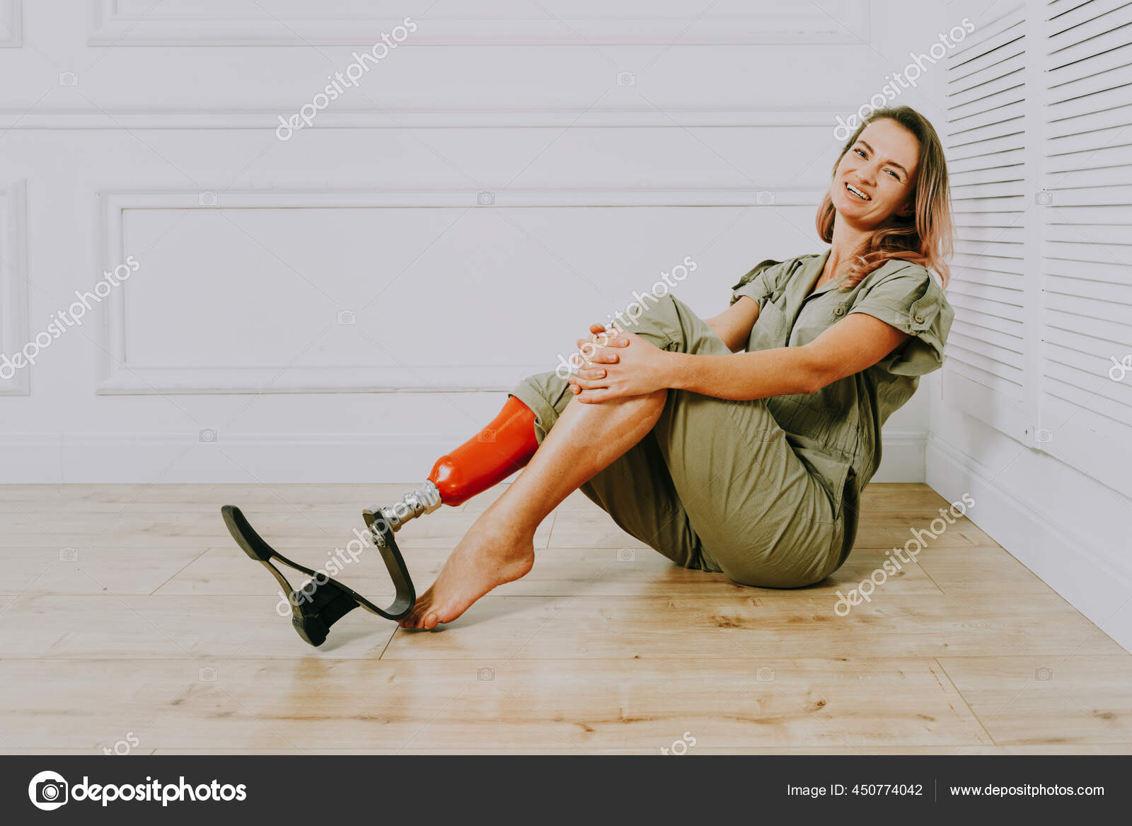 Schöne Junge Frau Mit Amputation Hübsche Und Selbstbewusste Frau Mit - Stockfotografie ...