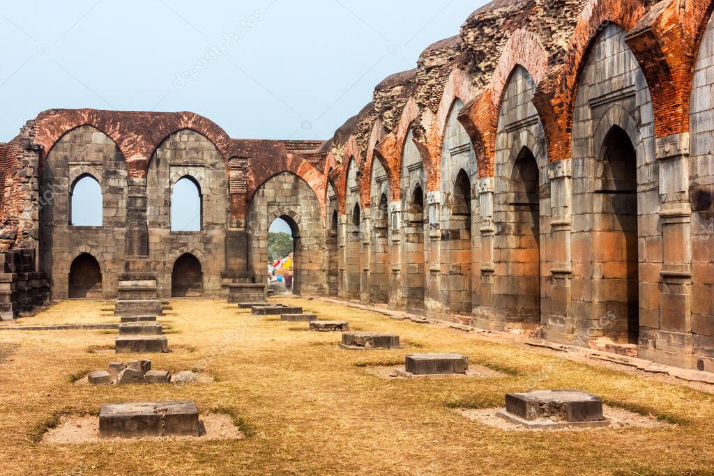 Malda, Bengala Occidental, India - Enero 2018: Las ruinas de una sala ...