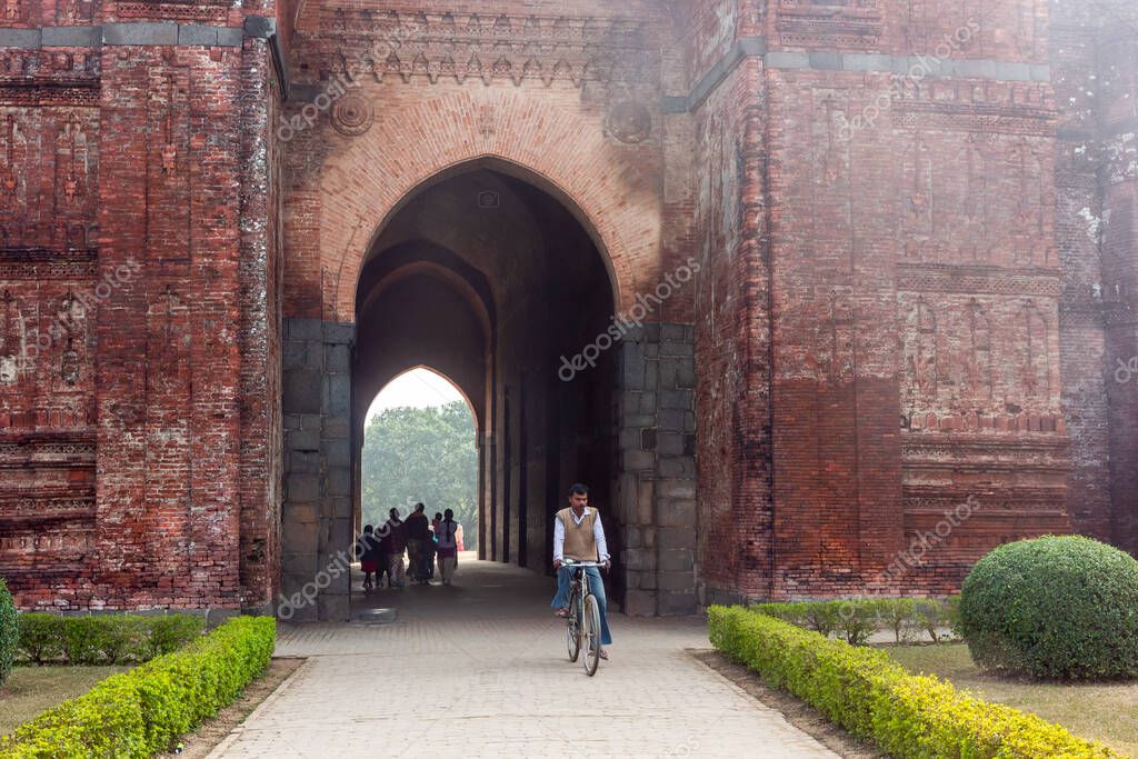 Malda, Bengala Occidental, India - Enero 2018: Un hombre indio montando ...