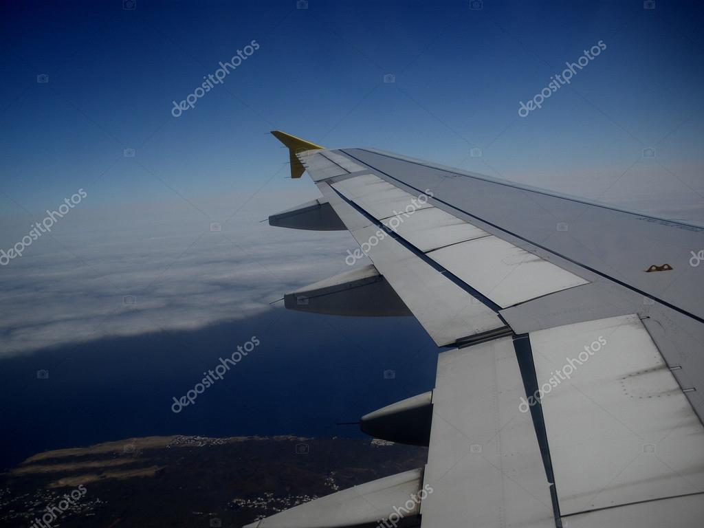 Wing aircraft in flight — Stock Photo © sssanchez #101972826