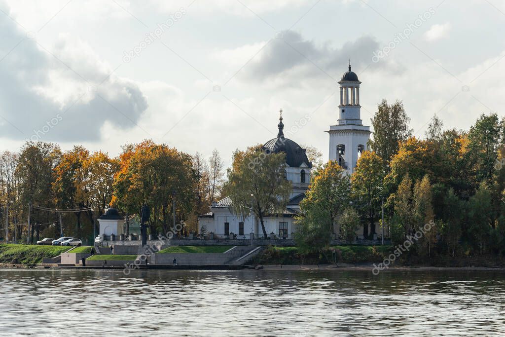 Vista desde el agua a la Iglesia del Santo Beato Gran Duque Alexander ...