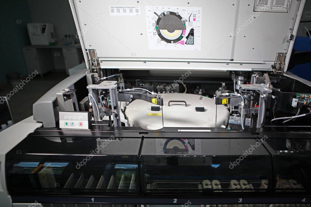 Equipos clínicos y de diagnóstico en un laboratorio moderno. Foto en el interior del laboratorio ...