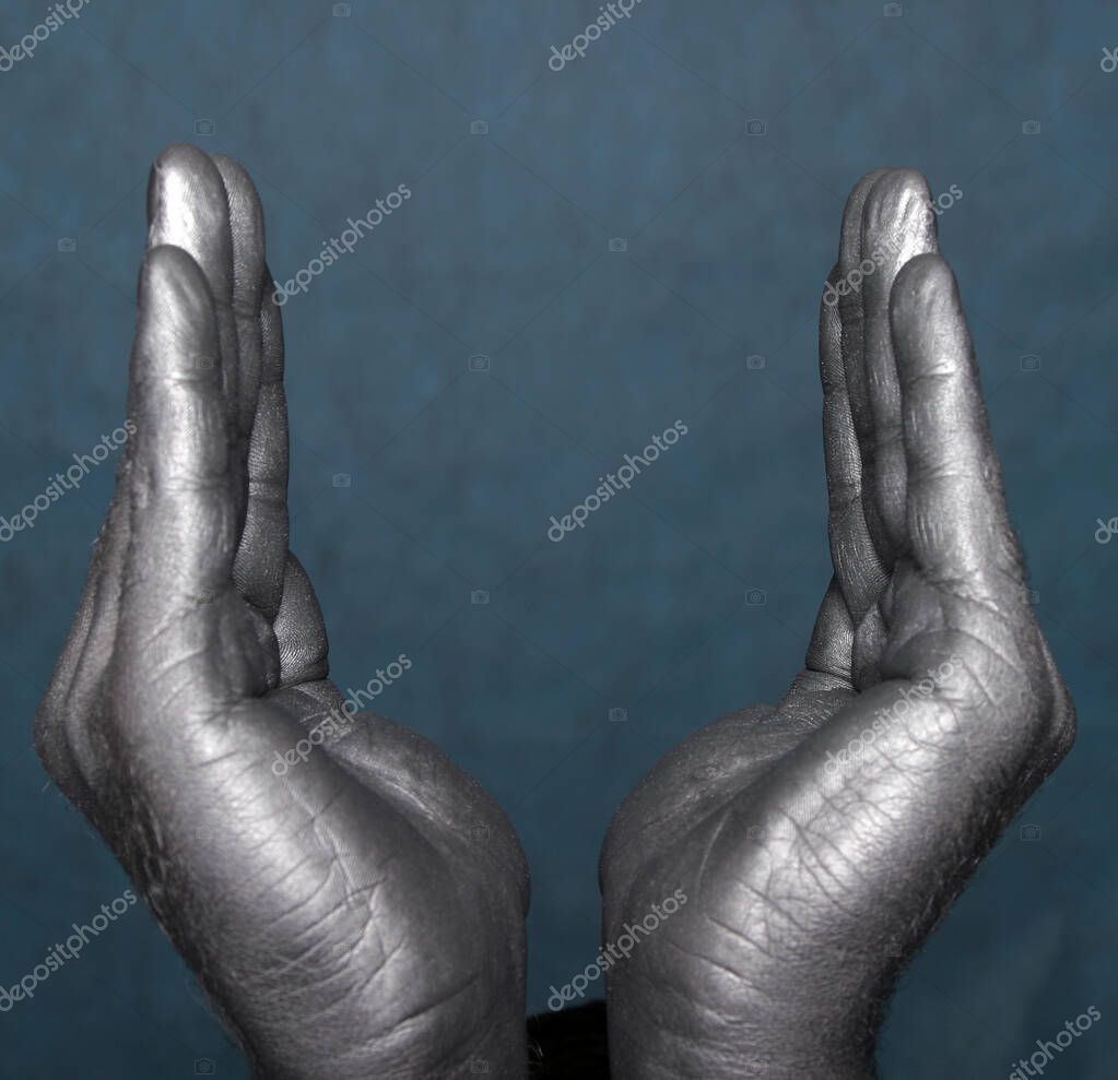 primer plano de las manos humanas representan una forma de cuencos o ...