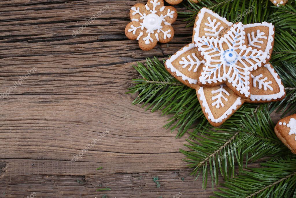 bodegón de cerca de ramas de abeto y el pan de jengibre con patrón en ...