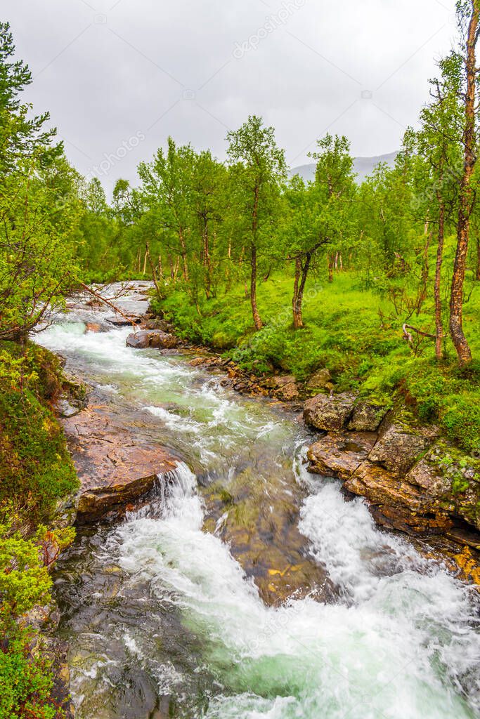 Hermoso río turquesa y cascada Vettisfossen en Utladalen Noruega ...
