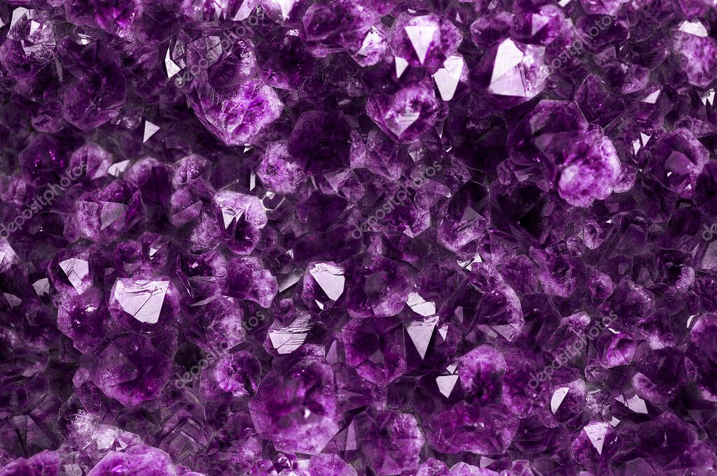 La textura de una piedra amatista mineral preciosa o semipreciosa, que ...