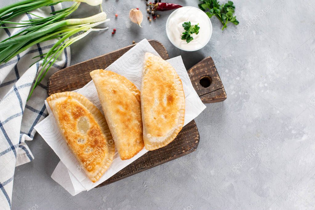 Uzbekistán cocina oriental tártara, cheburek con carne y verduras en ...