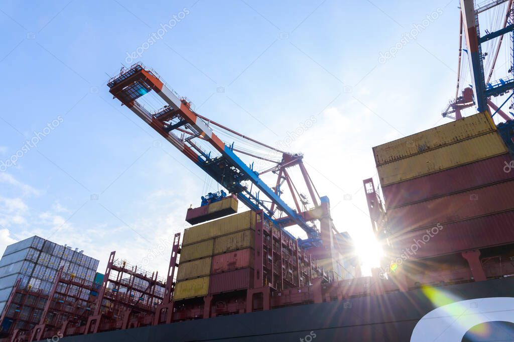 Grúas de pórtico de terminales de contenedores para cargar y descargar ...