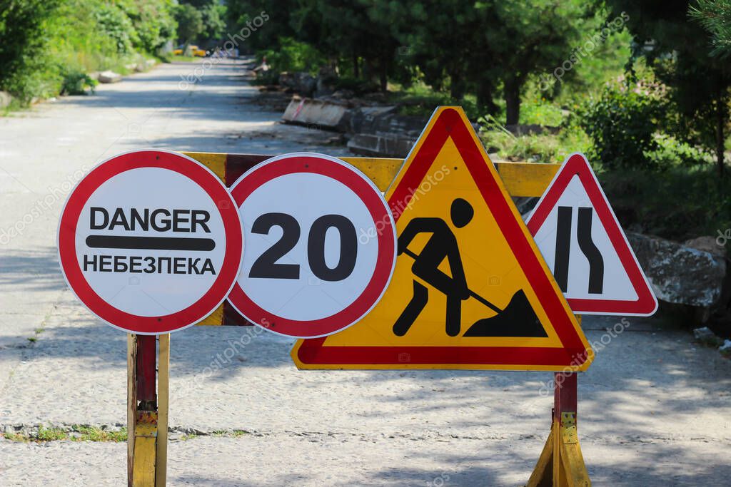 Se ales de tr fico internacionales 'Peligro', 'Restricci n m xima de velocidad', 'Construcci n ...