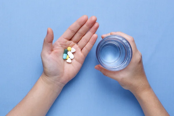 Tomar pastilla fotos de stock, imágenes de Tomar pastilla sin royalties ...