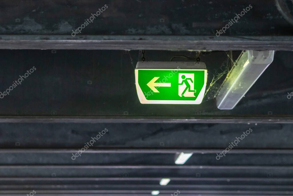 Señal de salida verde con persona corriendo y flecha verde muestra ...