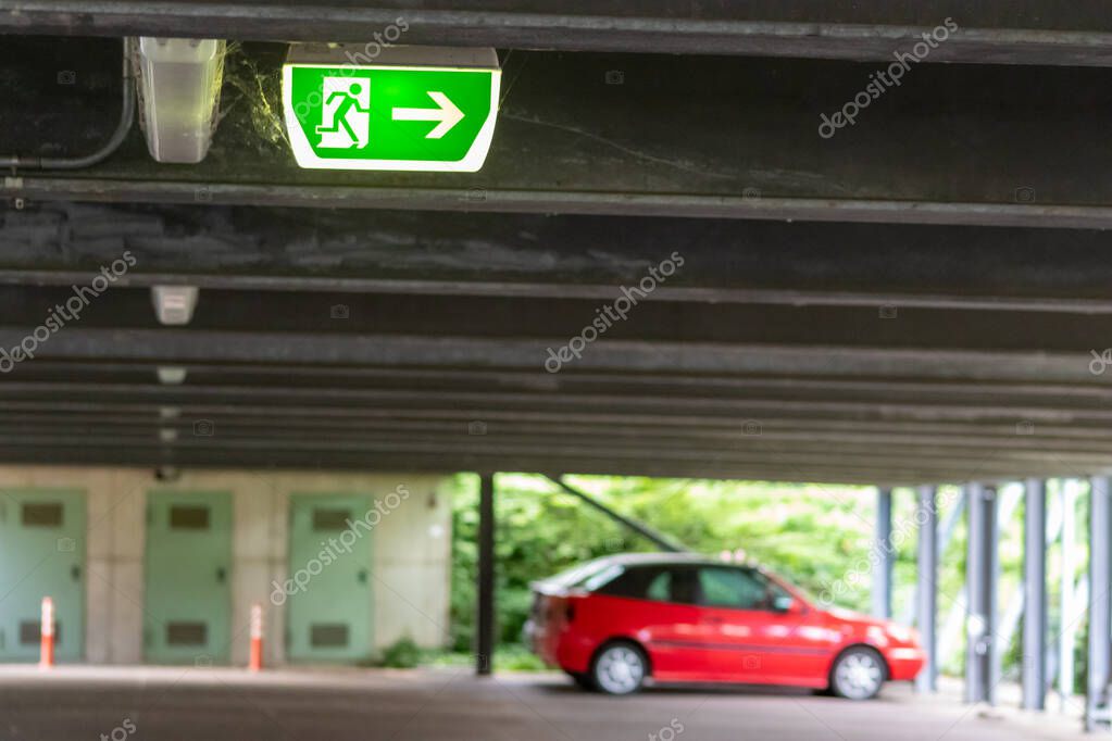 Señal de salida verde con persona corriendo y flecha verde muestra ...