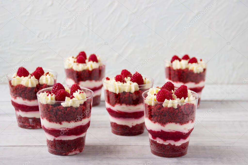 Postres caseros en un vaso, con jalea de frambuesa, crema y frambuesas ...