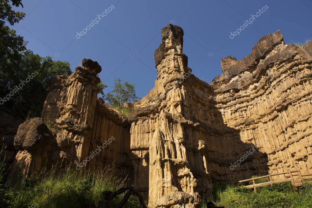 Los acantilados del cañón de Pha Chor en la selva salvaje del Parque ...