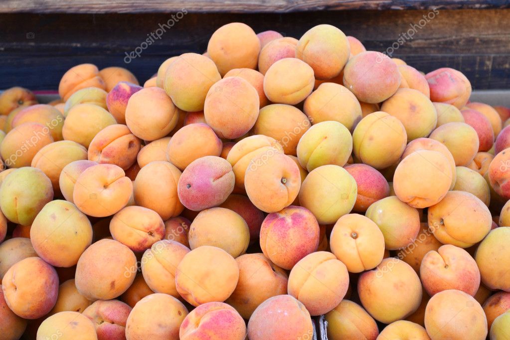 A lot of bright orange apricots — Stock Photo © mariakarabella #80137130