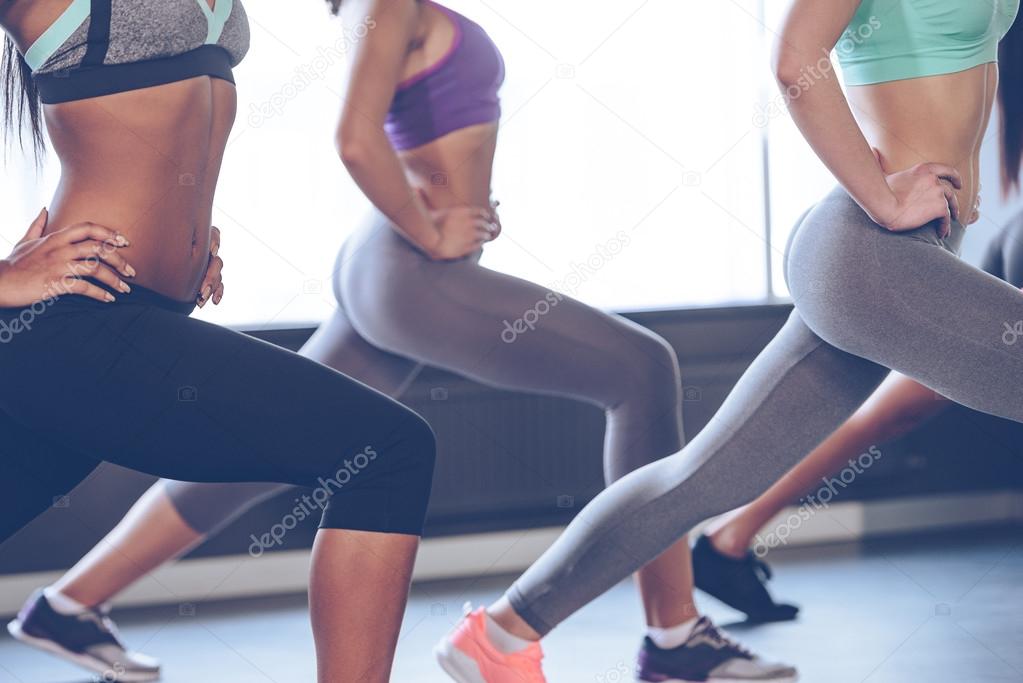 Young women with perfect buttocks exercising — Foto de stock ... Young women with perfect buttocks exercising — Foto de stock ...