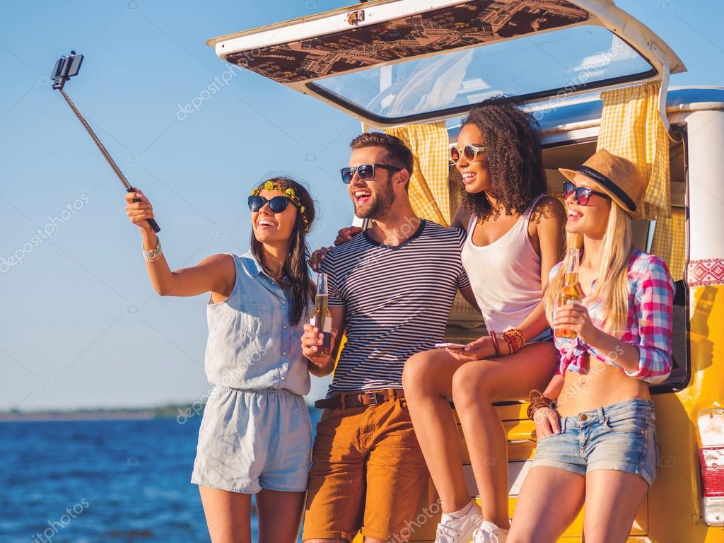 Pessoas inclinadas para minivan e fazer selfie fotos, imagens de ...