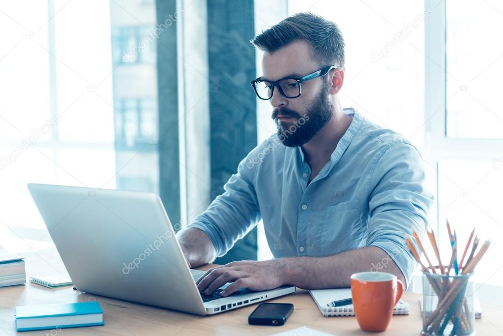 Barba hombre trabajando en el ordenador portátil: fotografía de stock ...