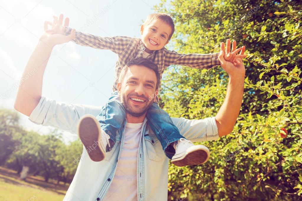 Father carrying little boy on shoulders — Stock Photo © gstockstudio ...