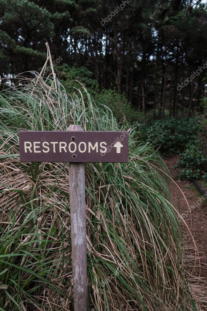 Signo de baños con flecha: fotografía de stock © joshuarainey ...