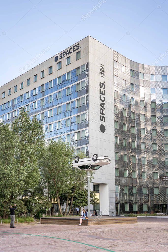 París, Francia - 13 de junio de 2020: El coche volteado como exhibición de arte frente al ...