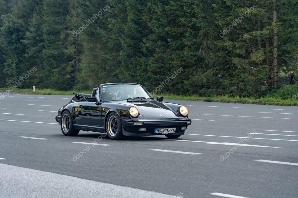 Grossglockner, Austria - 8 de agosto de 2020: Coche Porsche vintage en ...