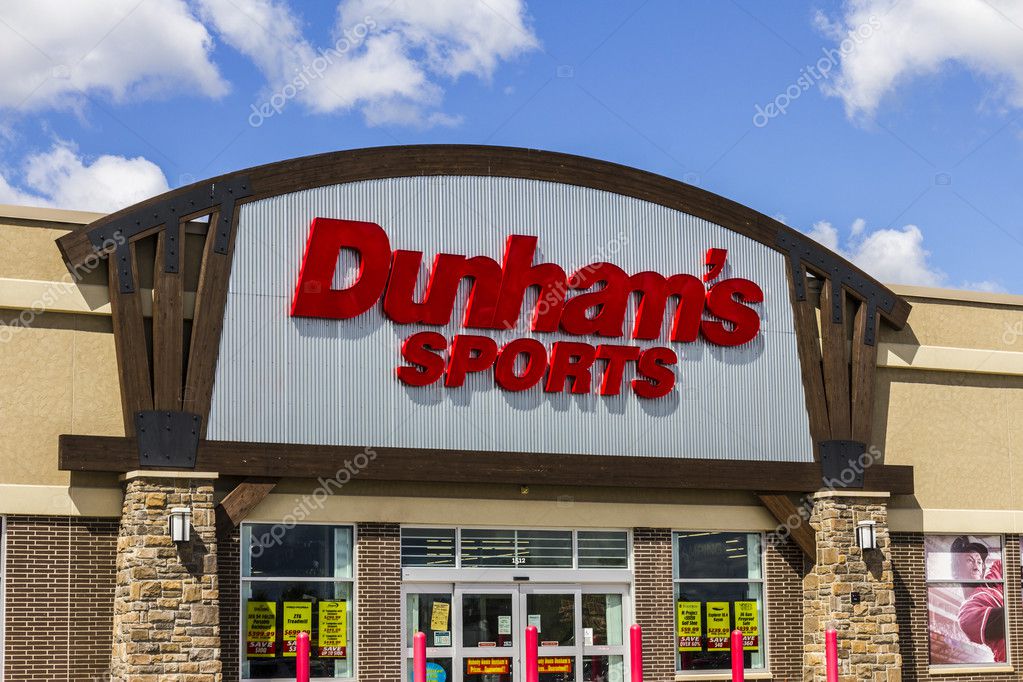 Muncie - Circa September 2016: Dunham's Sports Retail Strip Mall Location. Dunham's Sports is a ...