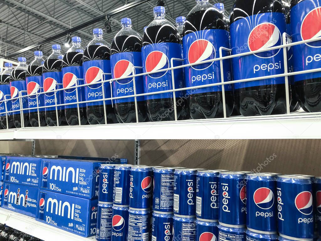 Indianápolis - Circa febrero 2021: Productos Pepsi en exhibición. Pepsi ...