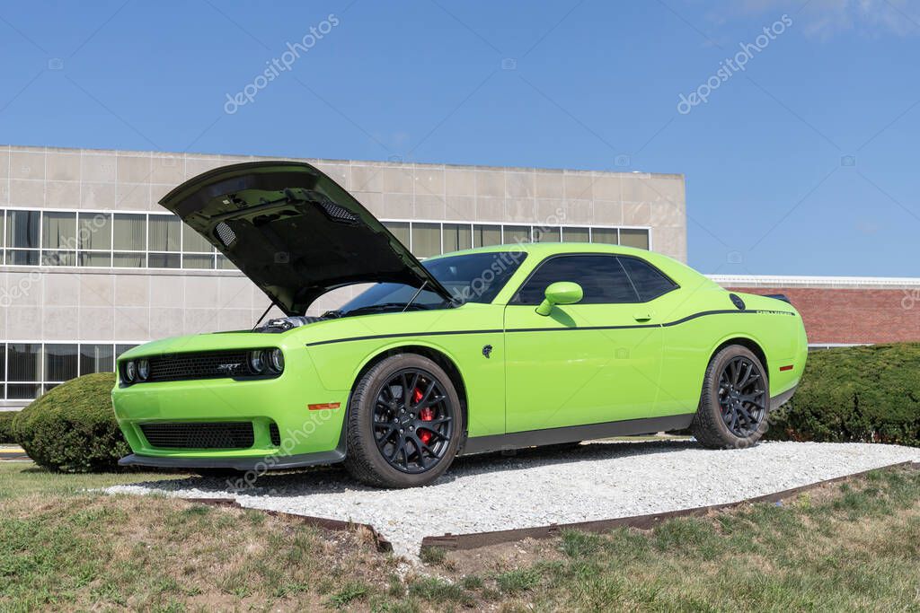 Kokomo - Circa agosto 2021: Expositor Dodge Challenger en la planta de ...