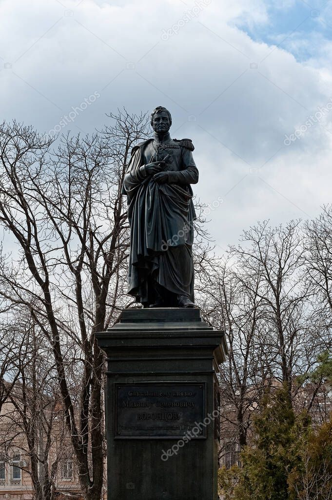 La estatua de Knyaz Mikhail Semyonovich Vorontsov en la Plaza Sobor en ...