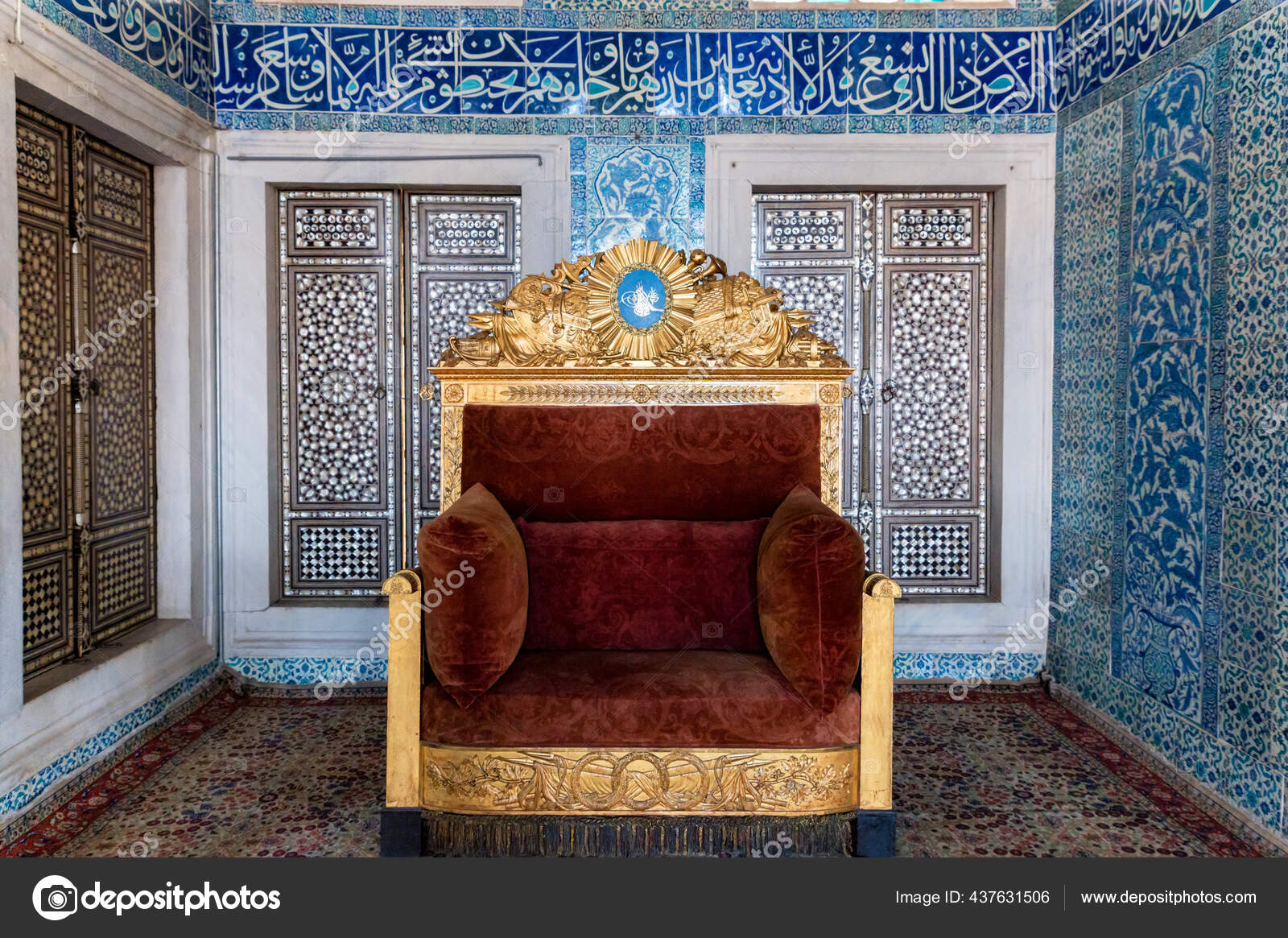 Close up of golden ceremony throne in Topkapi Palace — Stock Editorial ...