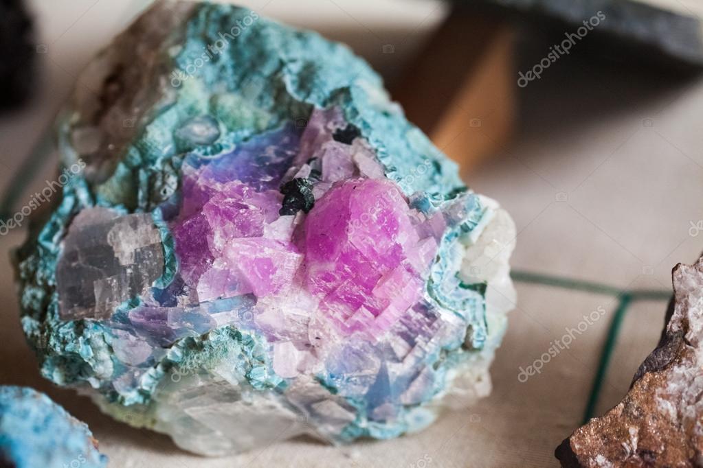 Hermosos cristales, minerales y piedras - colores y texturas. La imagen ...