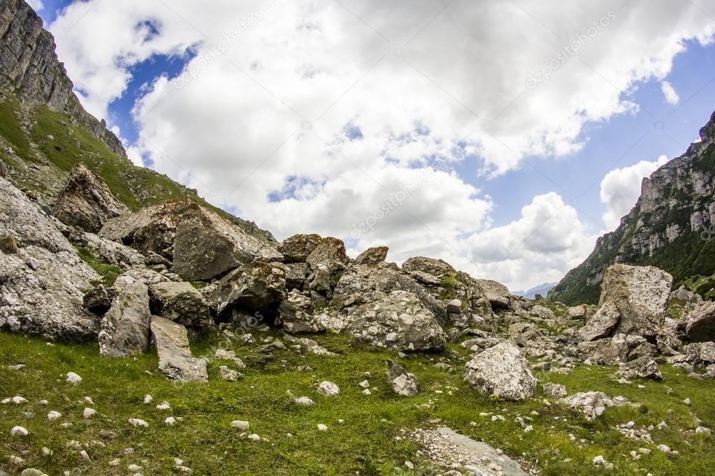 Paisaje de las montañas Bucegi, parte de los Cárpatos del Sur en ...