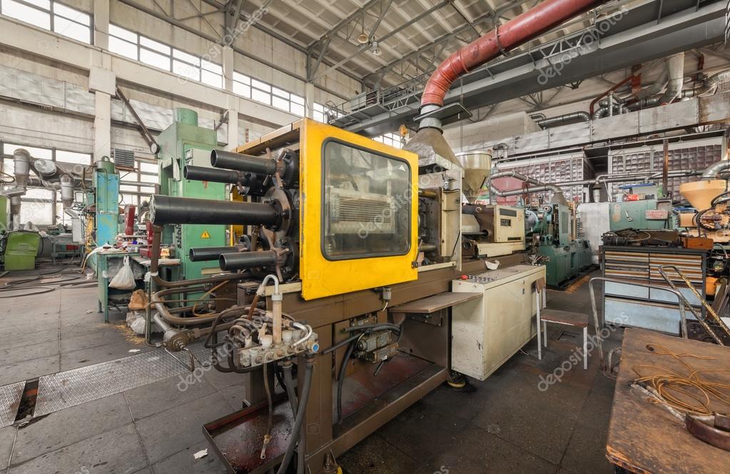 Planta de maquinaria. Taller para la producci n de piezas de pl stico. M quina termopl stica de ...