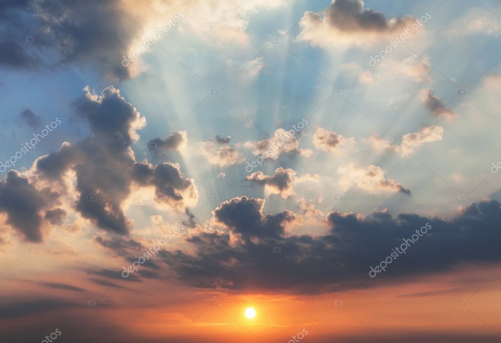 Sunset with sun rays. Colorful blur sky with sun background. Sunset ...